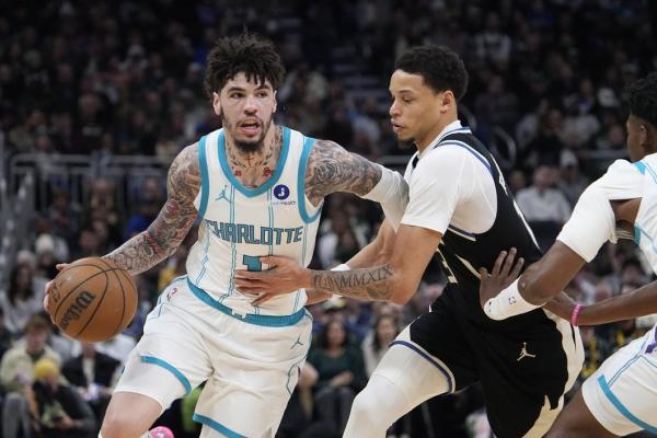 Giannis Antetokounmpo’s late dunk lifts Bucks past Hornets | Fox Sports ...